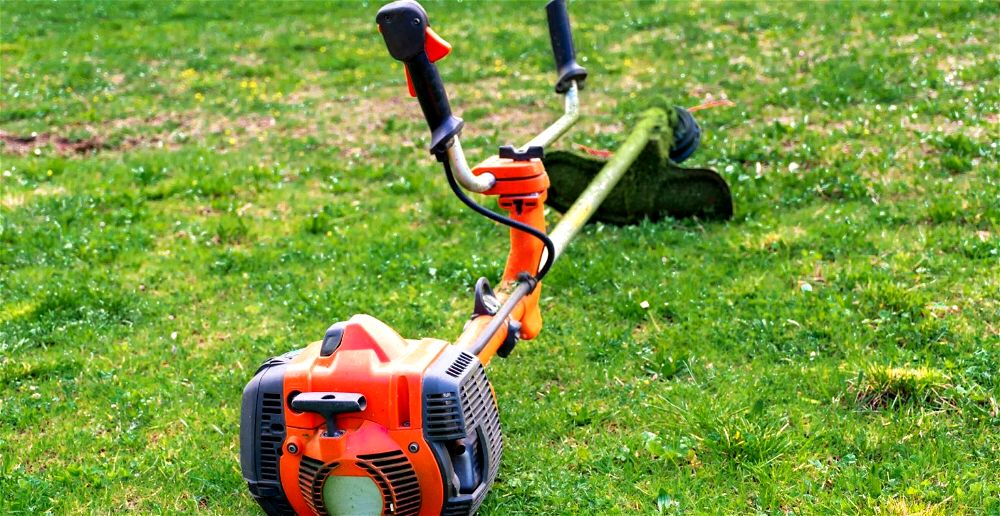 8 Best Cordless Strimmers UK Tested (2023 Review)