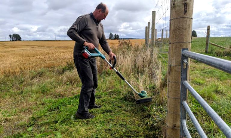 How to Replace and Fit a Strimmer Wire (In 5 Easy Steps)