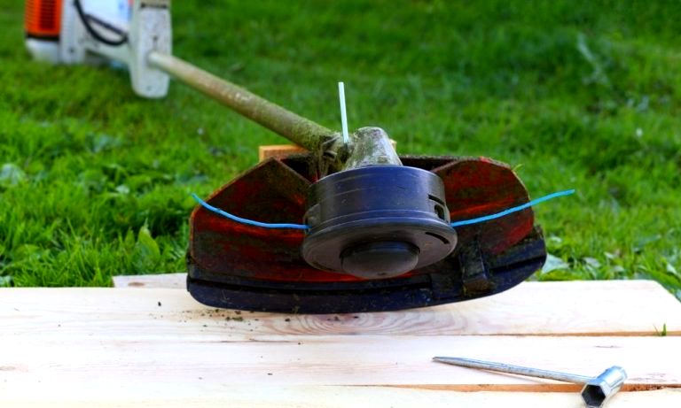 How to Replace and Fit a Strimmer Wire (In 5 Easy Steps)
