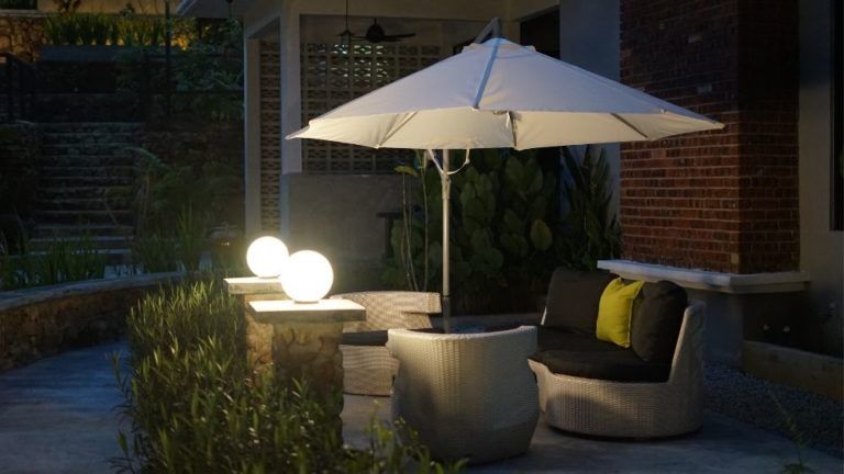 How to Position Your Cantilever Parasol (The Perfect Way)