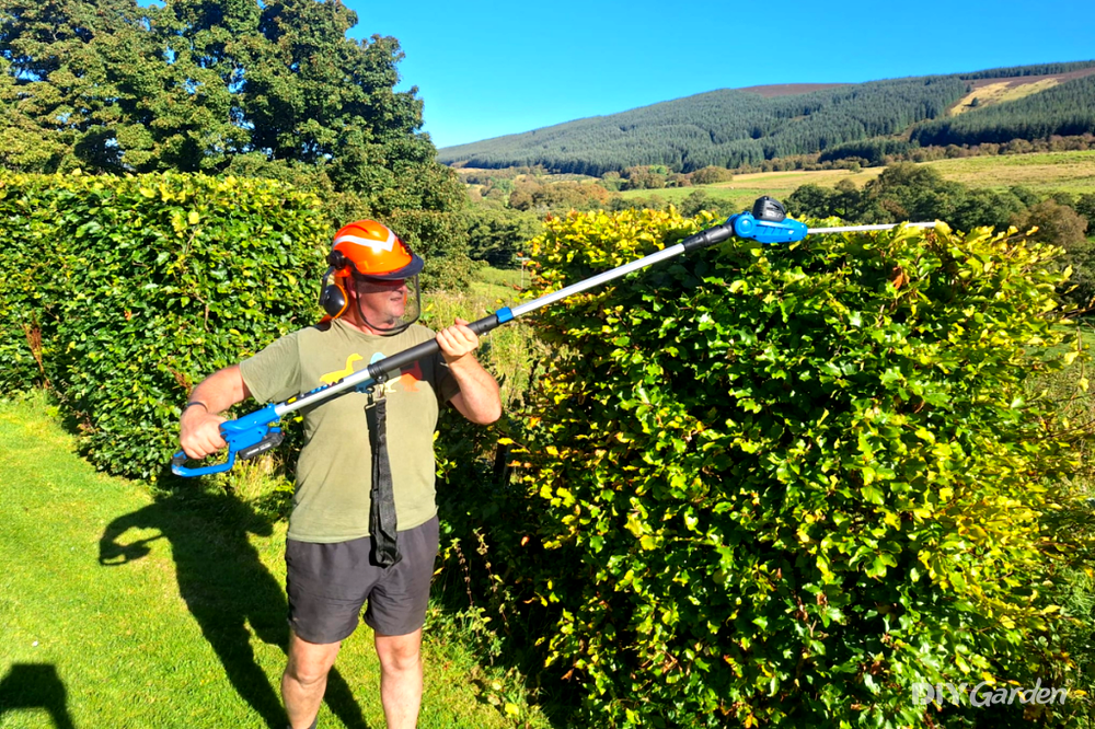 Hyundai 20V Cordless Pole Hedge Trimmer (Tested & Reviewed)